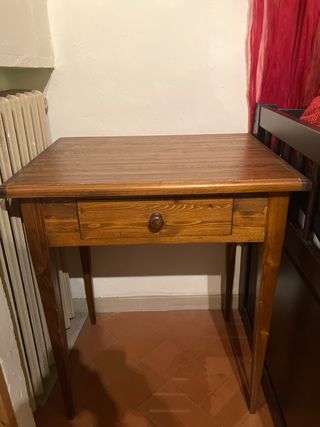 Scrivania costruita da un falegname