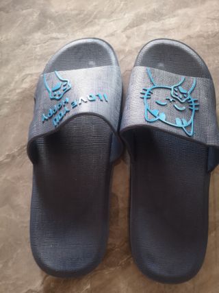 Un paio di pantofole da casa blu navy