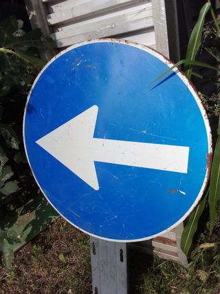 Cartello stradale Freccia - dotato di supporto pie