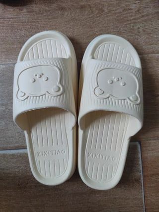 Un paio di donne orso bianco pantofole antiscivolo