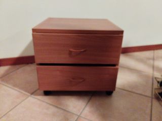 Magnifico mobiletto comodino con Ruote