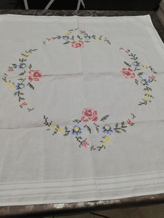 Centrotavola ricamato a mano