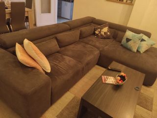 Divano con penisola, con poggiatesta regolabili.