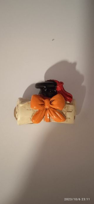 Calamita con pergamena e cappello