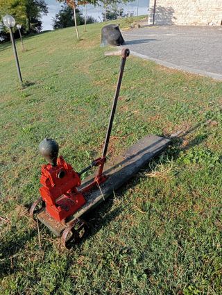 Antica pompa a mano