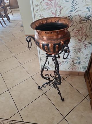 Porta vaso in ferro battuto e rame