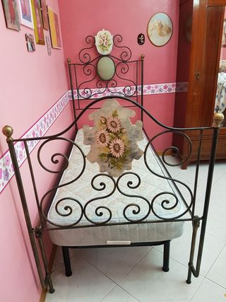 Antico letto una piazza in ferro battuto