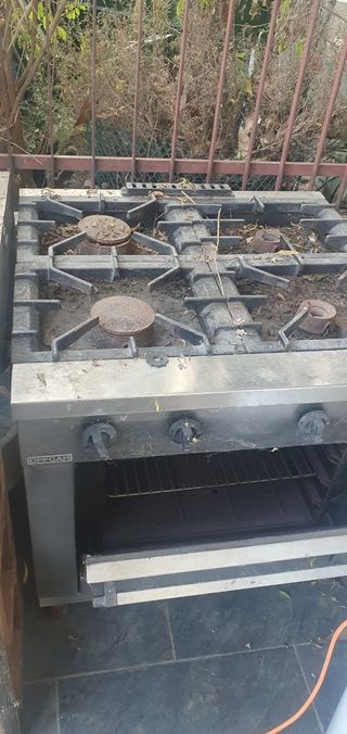 Cucina 4fuochi gas forno professionale