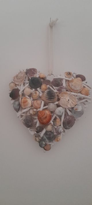 Cuore legno con conchiglie