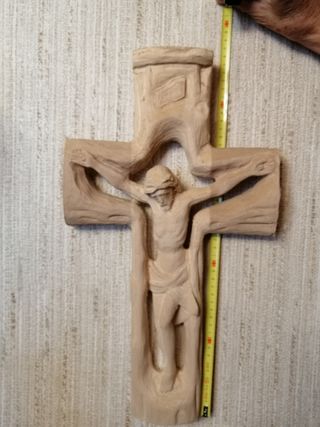 crocifisso in legno grezzo bellissimo