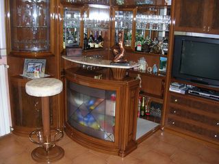 Soggiorno con angolo bar tavolo rotondo e sedie