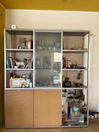 Mobile soggiorno con vetrina e mensole a giorno