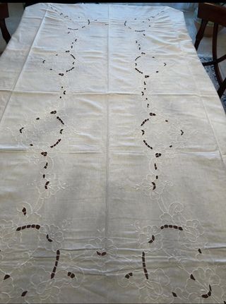 Tovaglia ricamata a mano