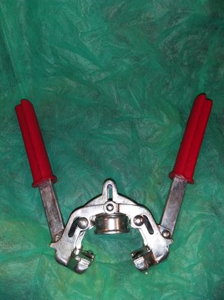 Tappatrice per tappi a corona