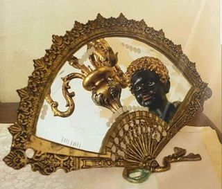 specchio decorato a forma di ventaglio in bronzo