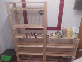 Scaffali in legno per cessata attività