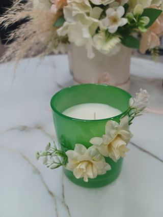 Candela profumata e decorata