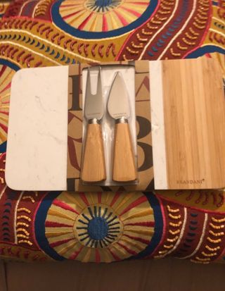 Tagliere in marmo e legno con 2 coltelli formaggio
