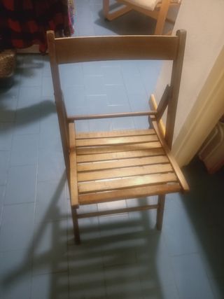 Sedie da esterno: in legno, imbottite.