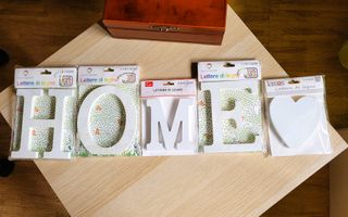 Composizione Lettere in legno Home + cuore.