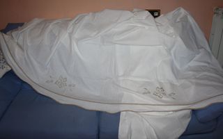 lenzuolo sopra e 2 federe con ricami a macchina