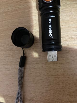 Torcia con zoom, tre tipi di luce e con cavo USB