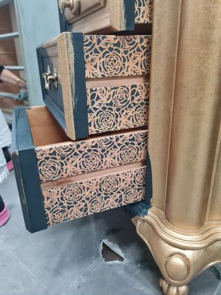 Coppia di Comodini shabby neri e oro