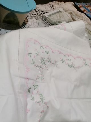 Lenzuolo ricamato con due federe