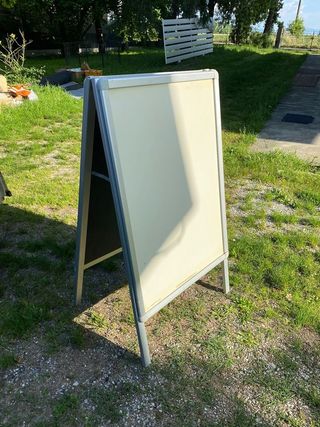 Cavalletto bifacciale portainsegna per negozio