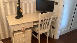 Scrivania e sedie in legno