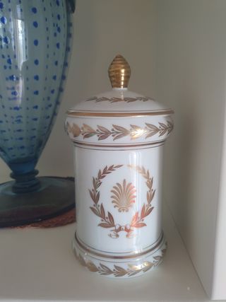 VASO DI PORCELLANA CON COPERCHIO SÈVRES