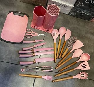 Set mestoli e coltelli con tagliere. 19 pezzi. Dis
