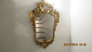 specchio su cornice in legno traforata e dorata