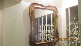 Specchio su ampia cornice dorata