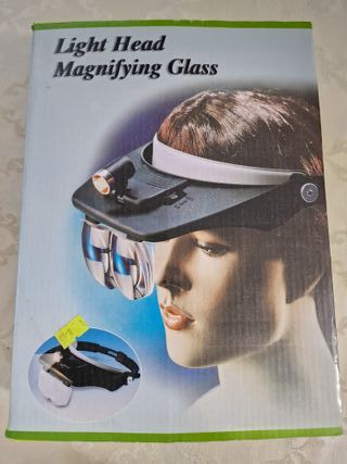 Visiera con lente d'ingrandimento e luce