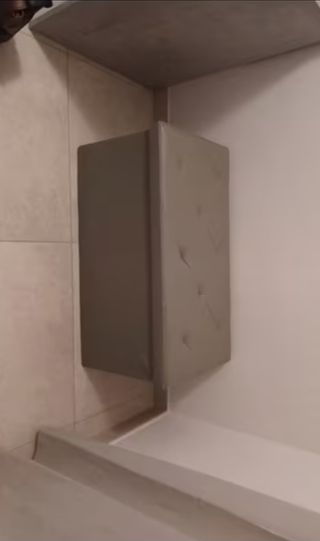 Cassapanca di pelle grigia