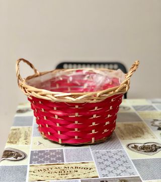 cesto di vimini realizzato a mano