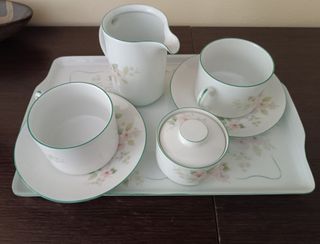 set in porcellana con vassoietto e biscottiera