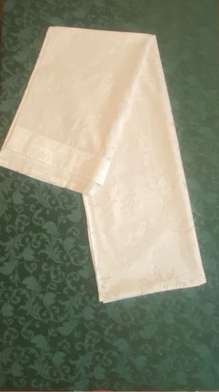 Tenda bianco su bianco con fiori .