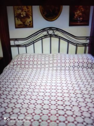 Copriletto all'uncinetto color crema