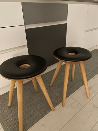 Coppia di sgabelli in legno e simil pelle