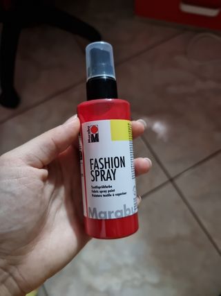 Spray per tessuti rosso