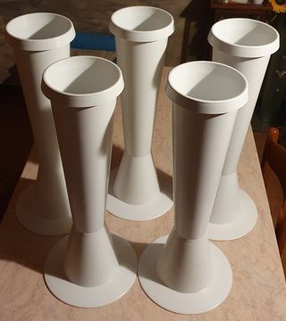 Vasi con piede per fiori recisi