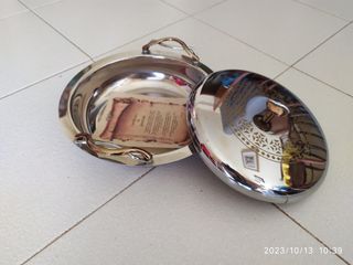 tegame in acciaio e oro