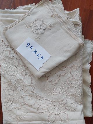 Vendo tovaglie e copriletto ricamati a m