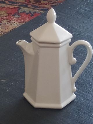 Caffettiera vintage in ceramica bianca