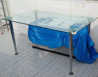 Tavolo con ripiano in vetro dì cristallo