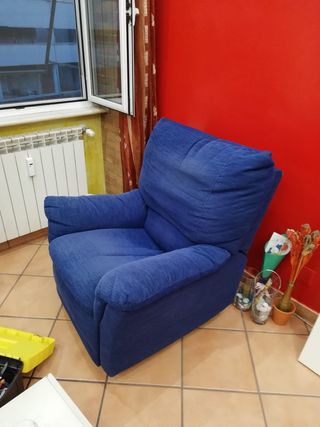 Poltrona blu in tessuto