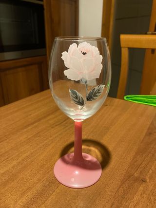bicchiere calice in vetro con rosa