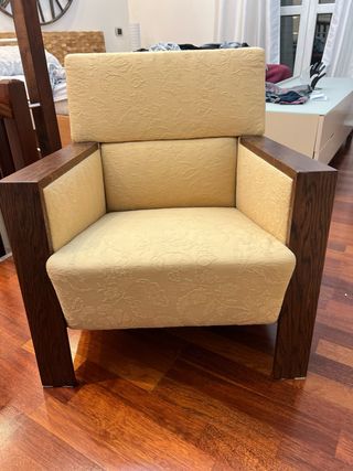 Poltroncina in tessuto ocra con inserti in legno